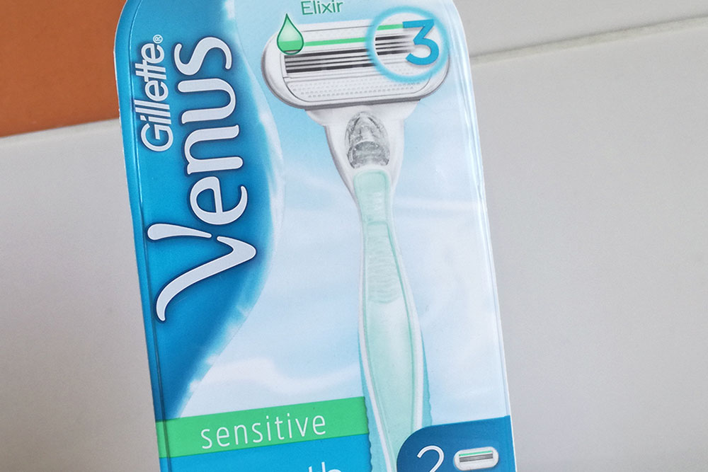 Venus Smooth Sensitive, le premier rasoir doté de la formule SkinElixir